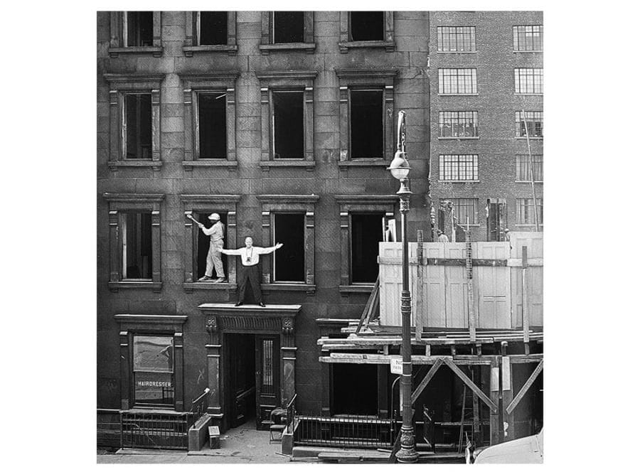 The Story Behind Ormond Gigli's Iconic Photograph "Girls In The Windows ...